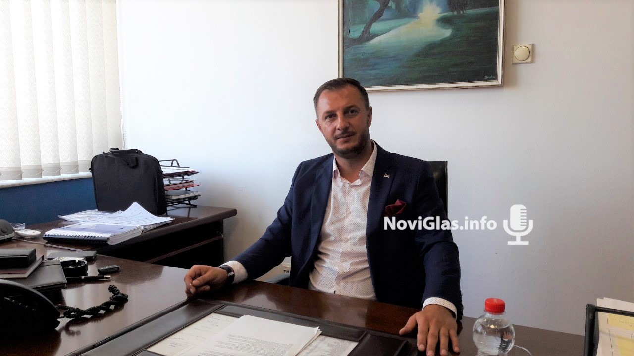 Bijeljina - Ćorić bijeljinskoj biblioteci poklanja knjige vrijedne 1000 ...