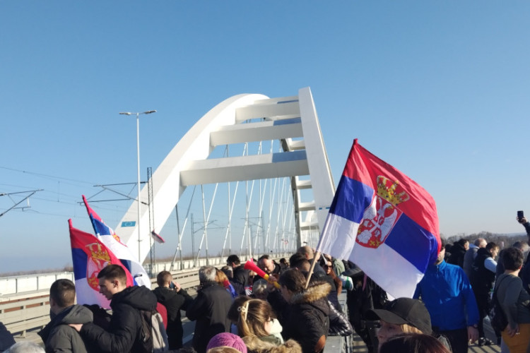 Blokirana sva tri mosta u Novom Sadu! (FOTO) - NOVI GLAS